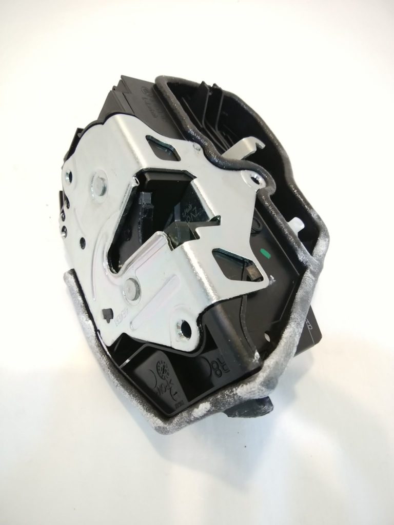 BMW F20 116i パーツ フロントドアロック 右 51217229462