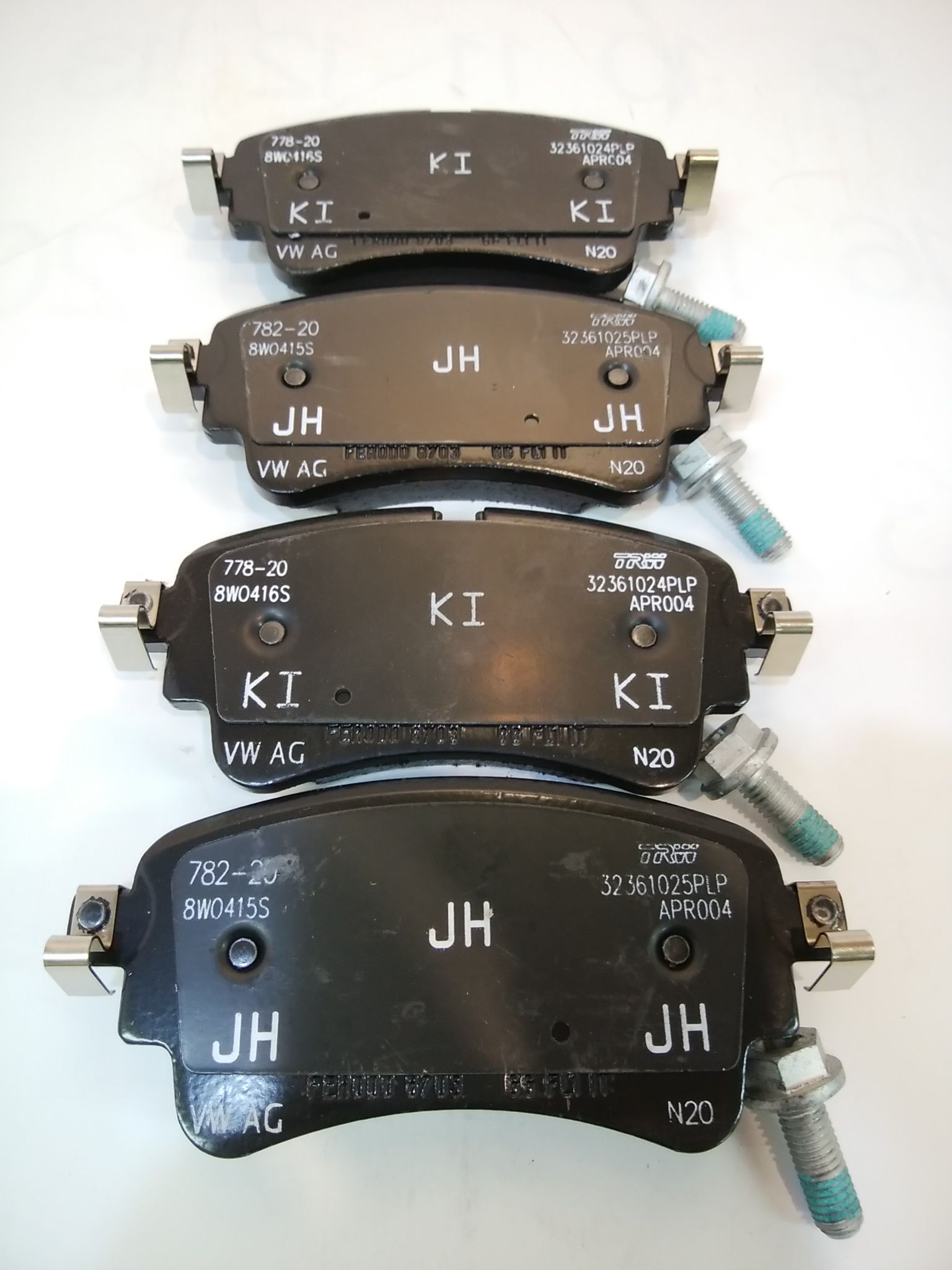 アウディ A4(8W) リヤディスクパッド 8W0698451P