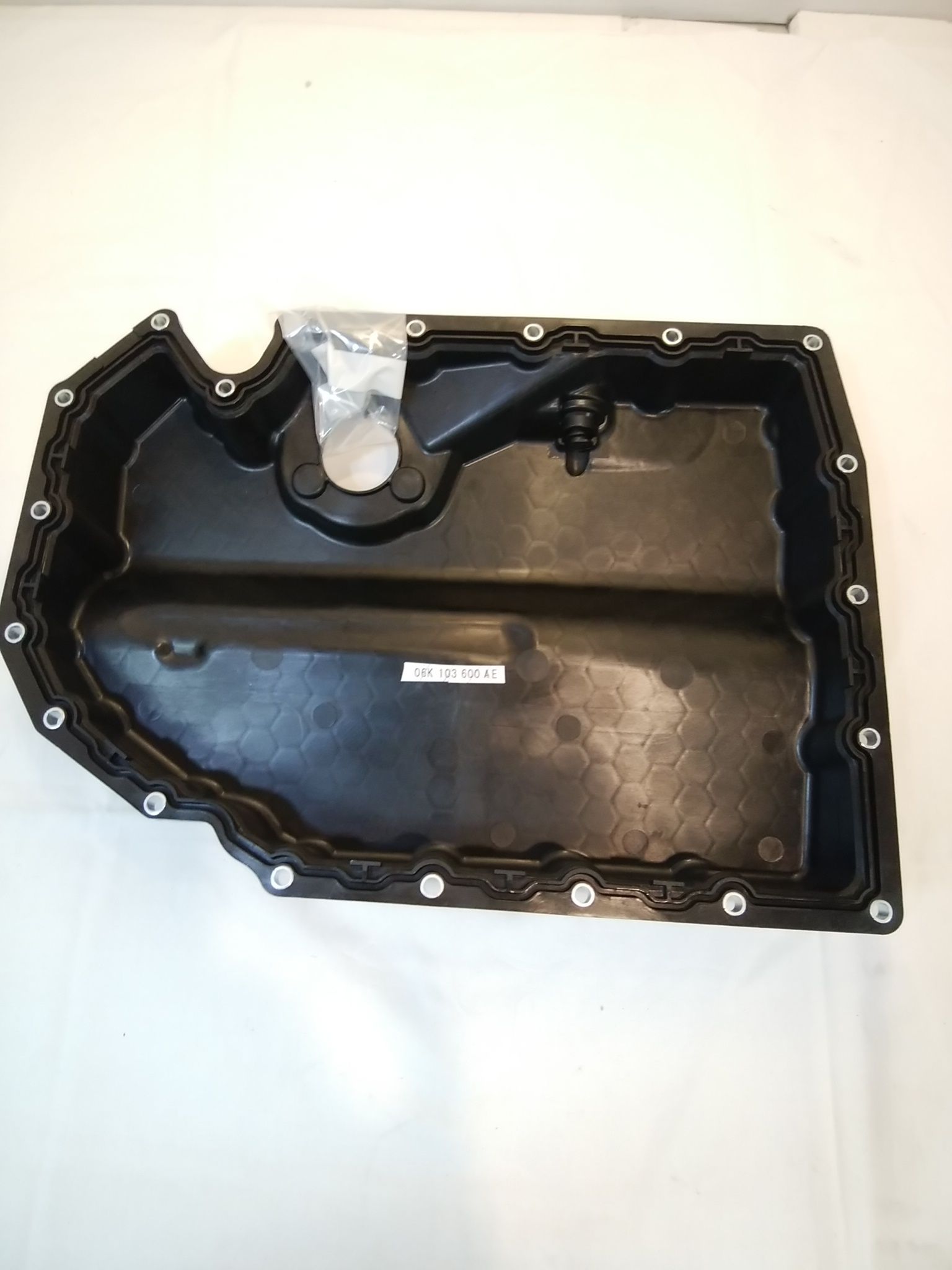 アウディ エンジンオイルパン 通販 06K103600AE お取り寄せ購入商品詳細情報です！