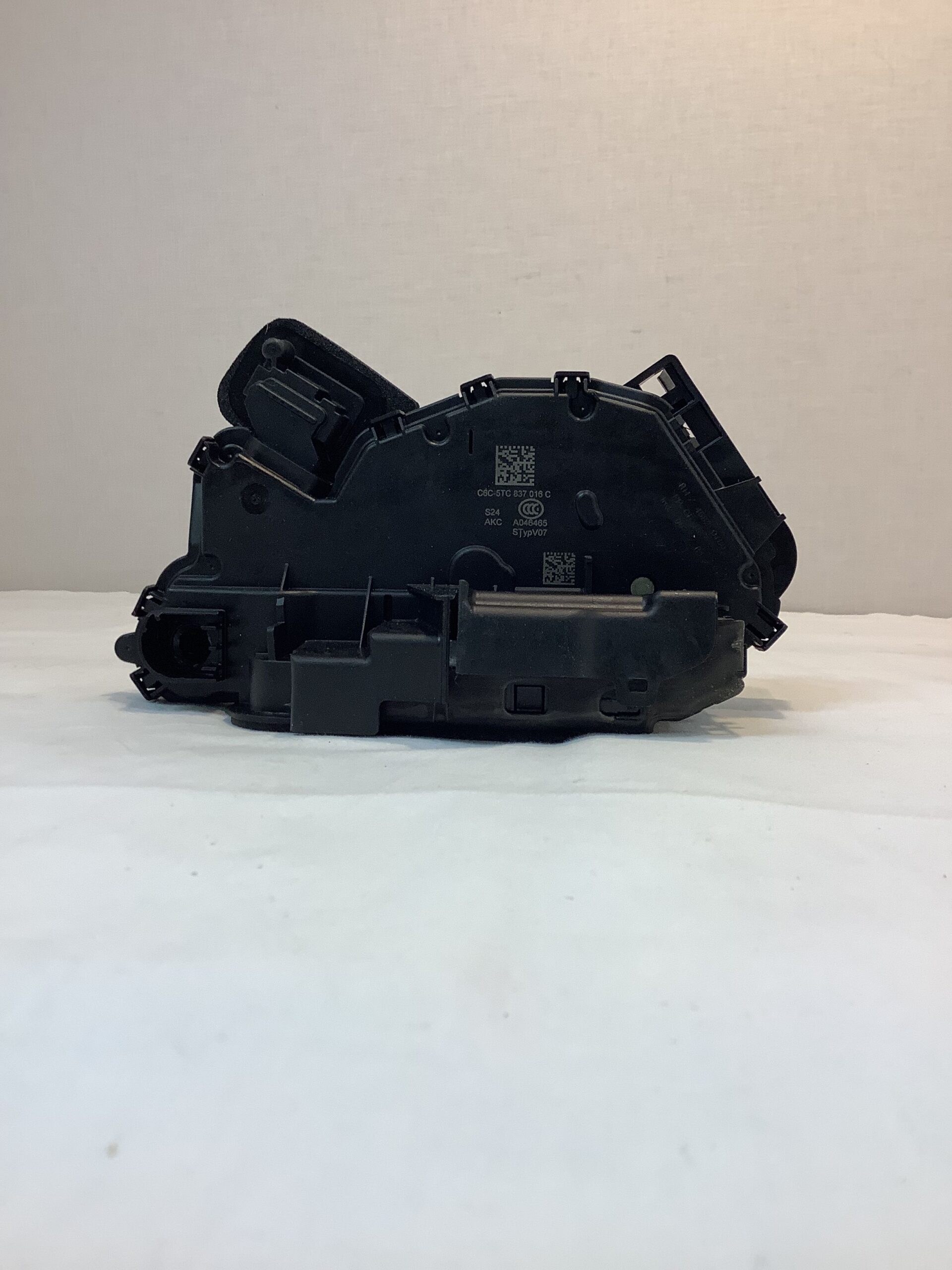 フォルクスワーゲンパーツ 通販 ゴルフ AU フロントドアロック 右 右ハンドル 5TC837016C お取り寄せ品情報